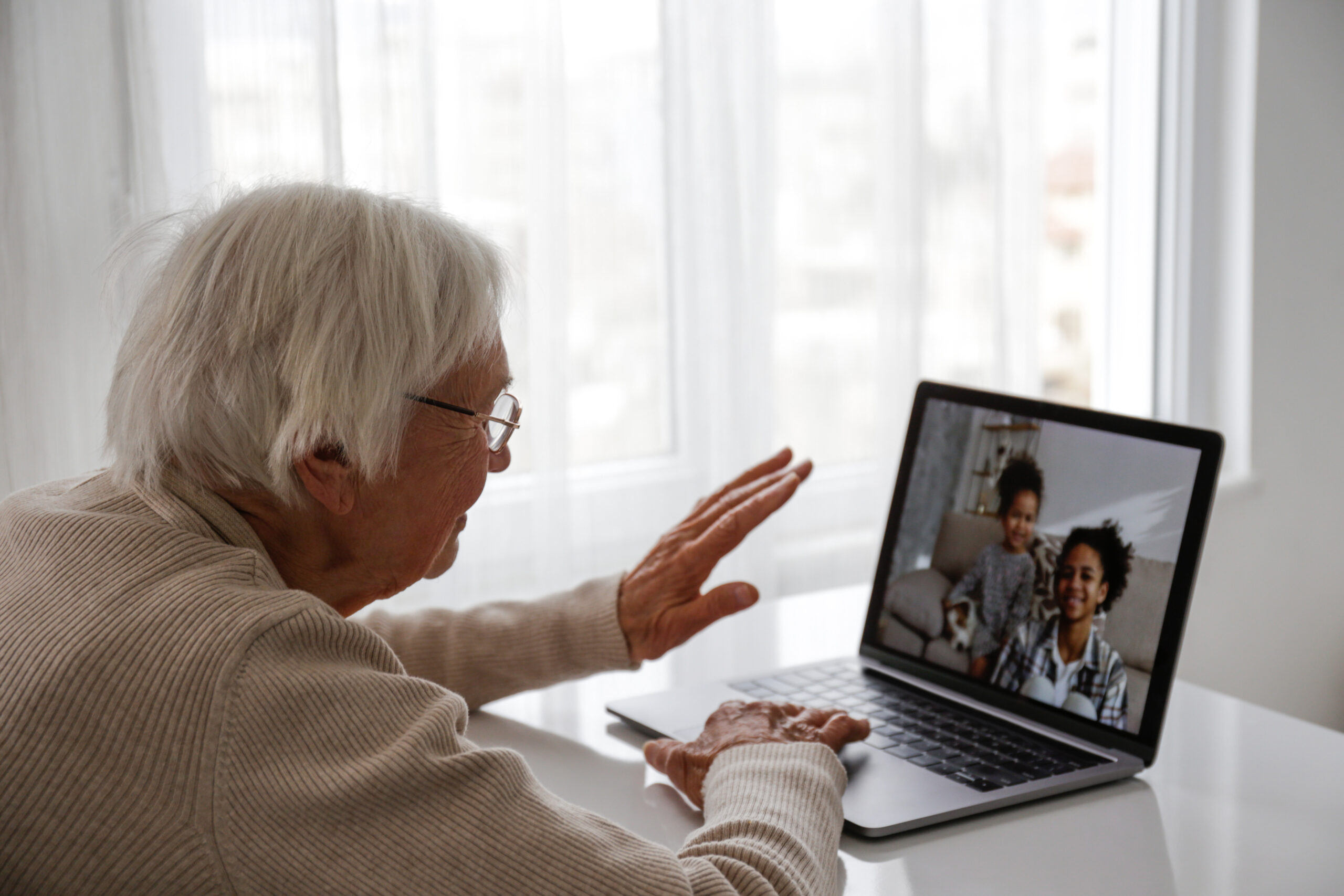 How to Help Seniors Stay Connected with Family & Friends